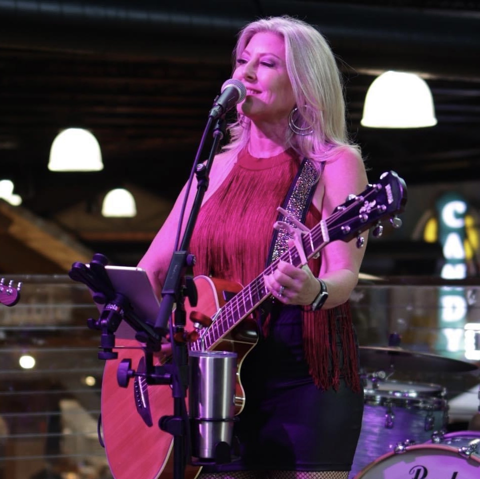 Live Music With Shelly Watson – Courtside